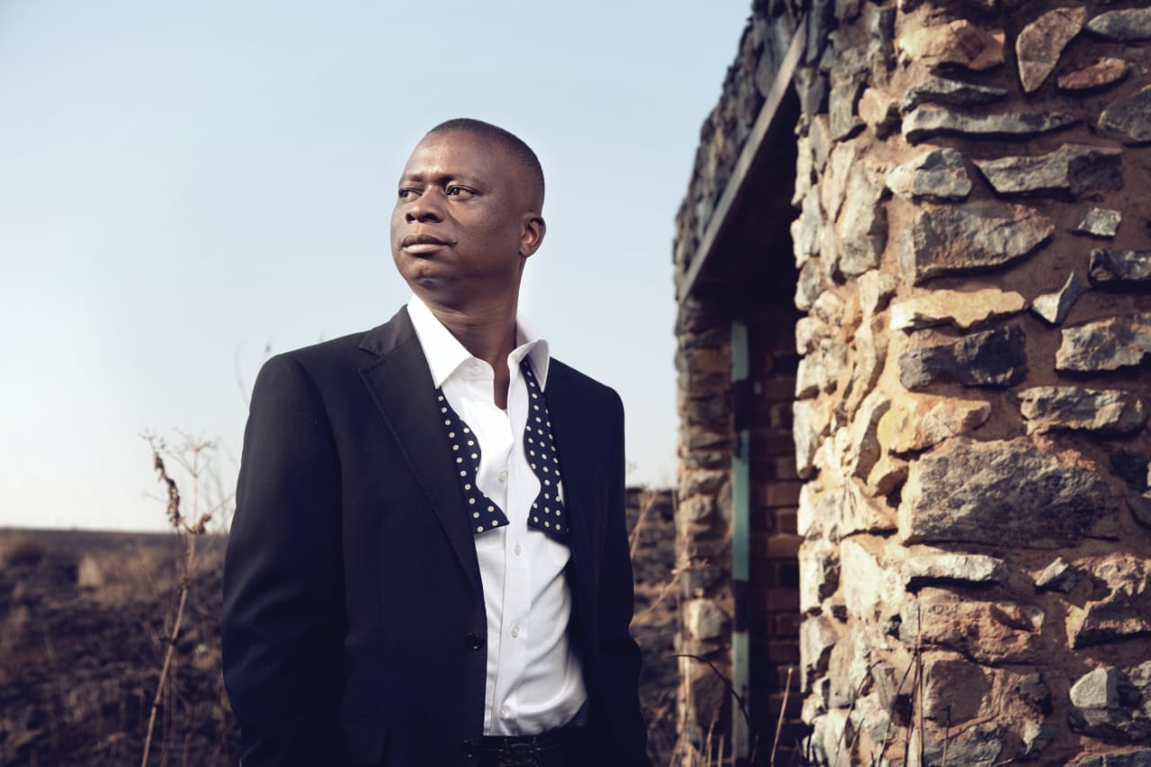 Músico sul-africano Jeff Maluleke no Yes Restaurante & Lounge, em ...