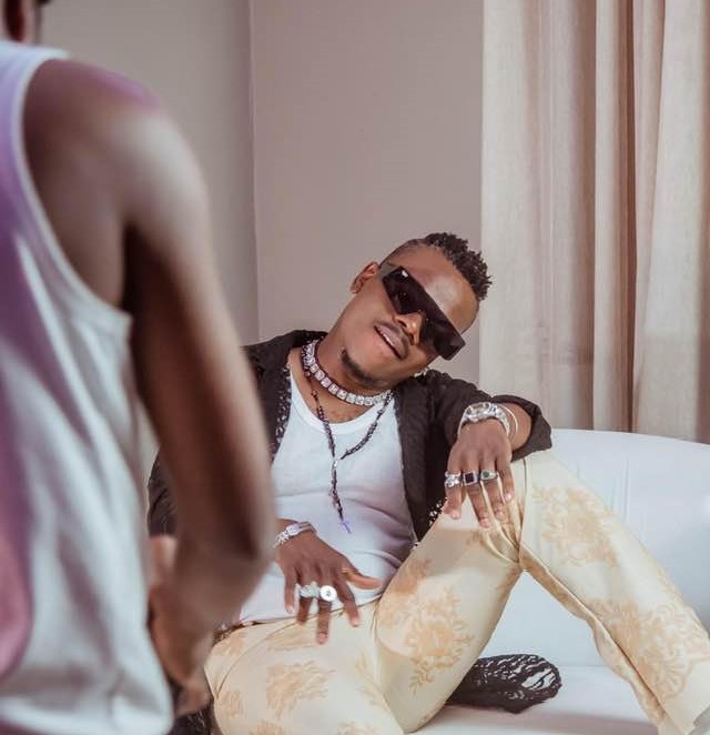 Rei Magoxa lança vídeo da música “Ukulele” ao lado de Tabasily e DJ ...