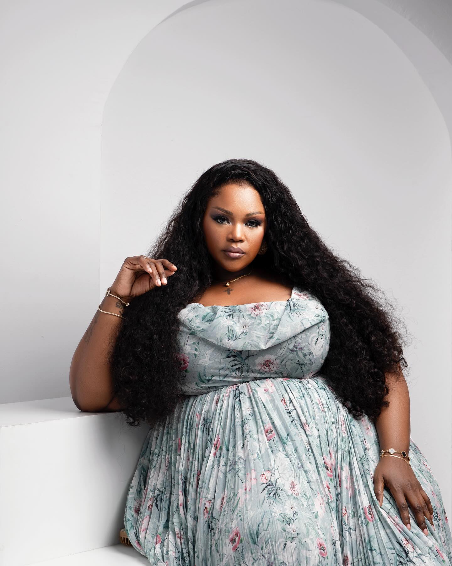 Após sumiço, Júlia Duarte agita o País com "Cão" - Moz Entretenimento