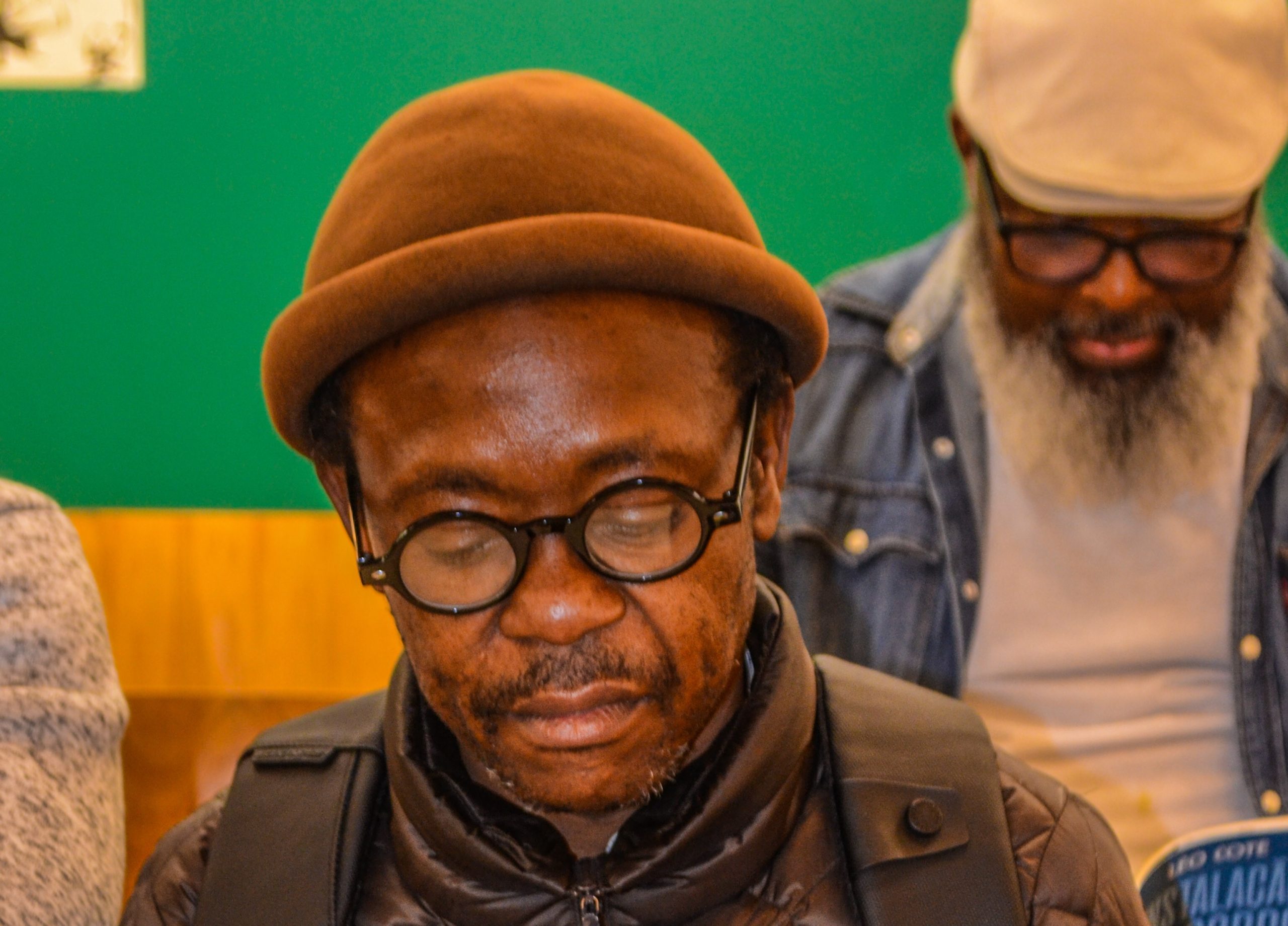 Gala-Gala lança livro que celebra 20 anos de poesia de Sangare Okapi ...